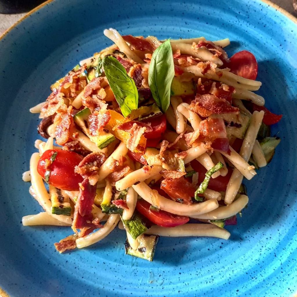 Pasta fredda con verdure e crumble di pancetta - Fulvio e le sue Ricette